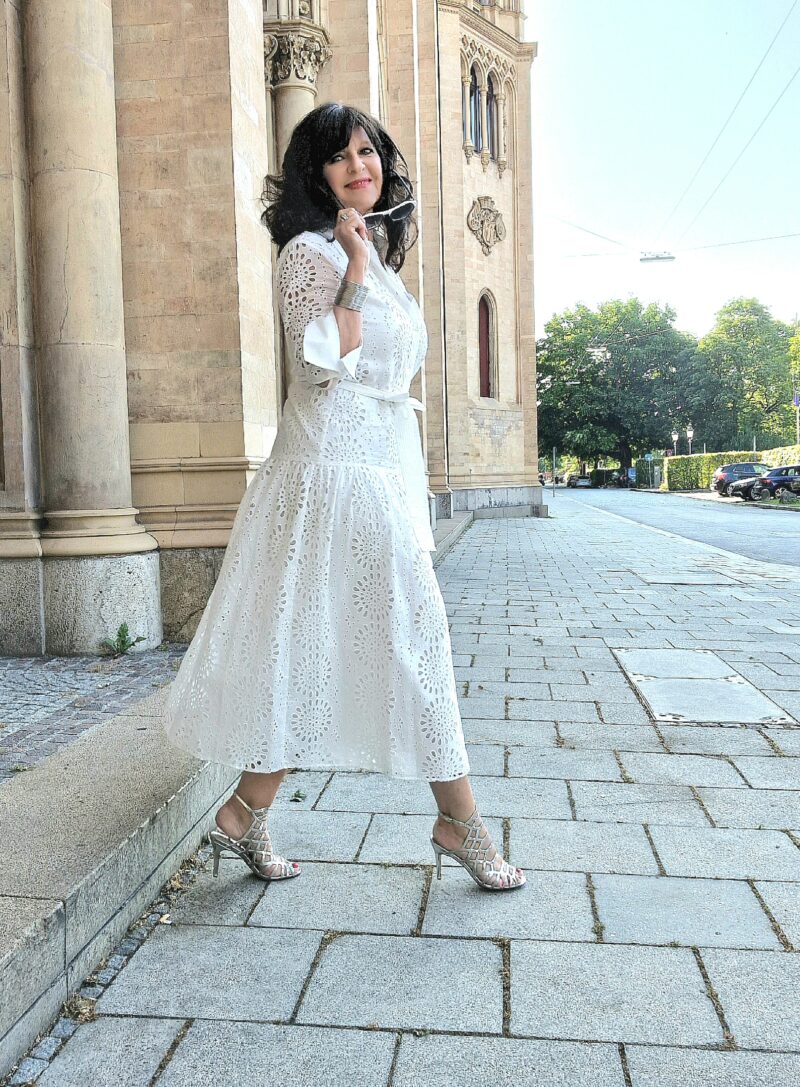 DAS WEISSE SOMMERKLEID: 3 Styling Ideen mit Accessoires - Martina Berg ...